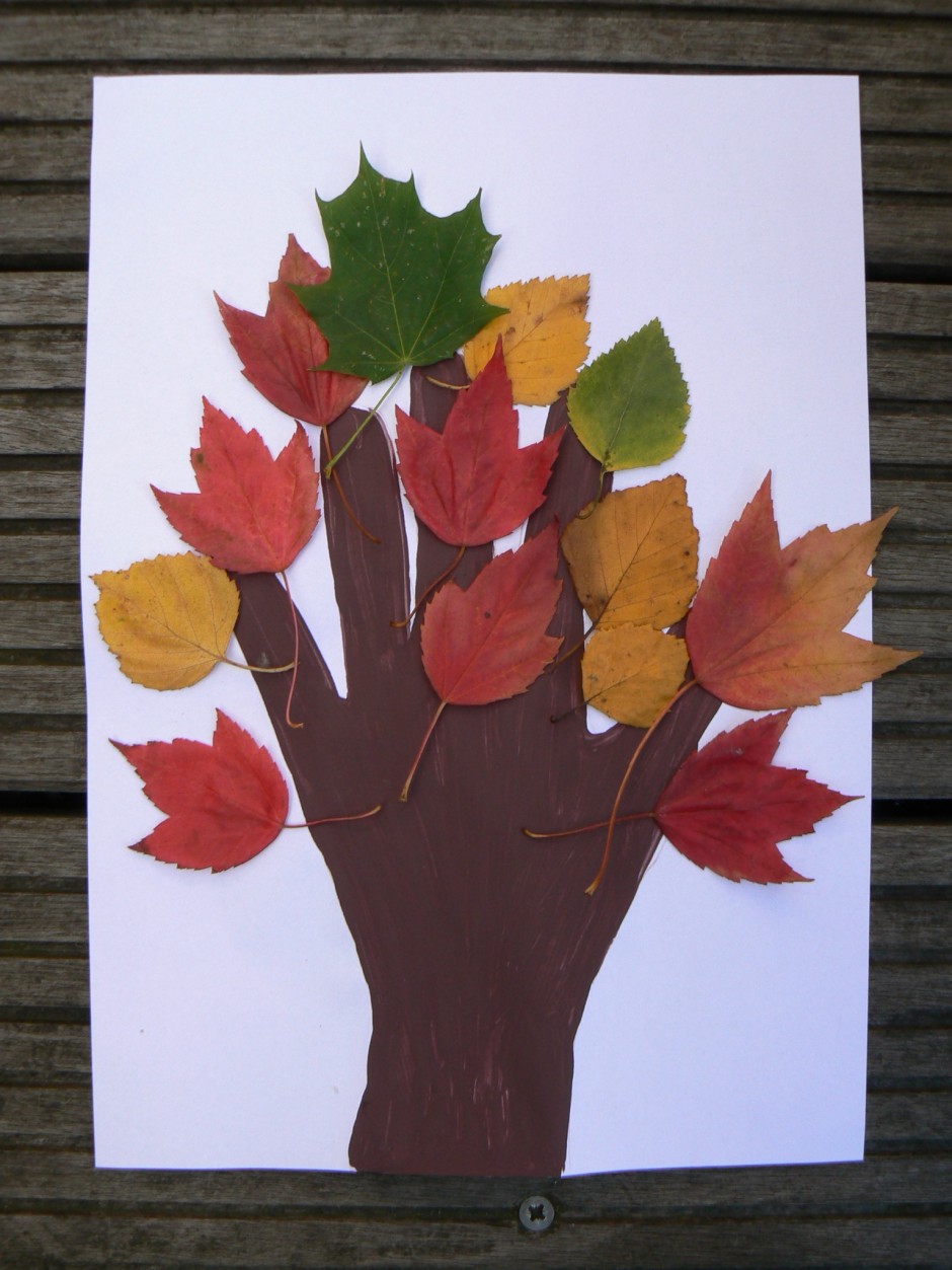 Herfstboom van handafdruk en blaadjes | Knutsel ideeën voor kinderen
